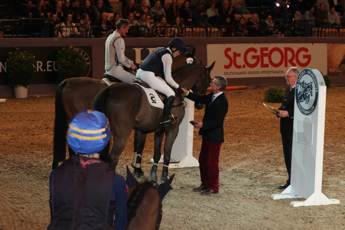 Peter Thomsen und Louise Romeike erhalten das goldene Reitabzeichen ...
